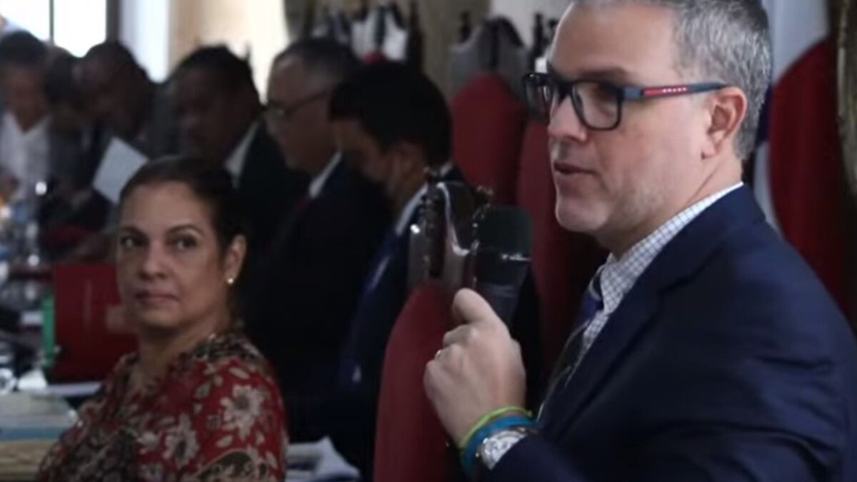 Antonio Docabo presenta renuncia al cargo de ingeniero municipal ante el Concejo de Panamá ...